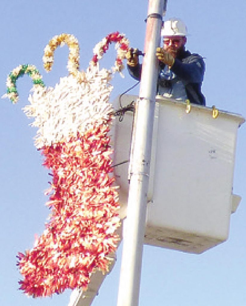 PSO workers decorate Main